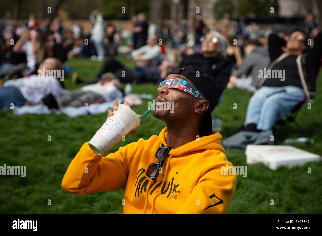 Washington Dc, USA. 8th Apr, 2024. Thousands of people during a sun ...
