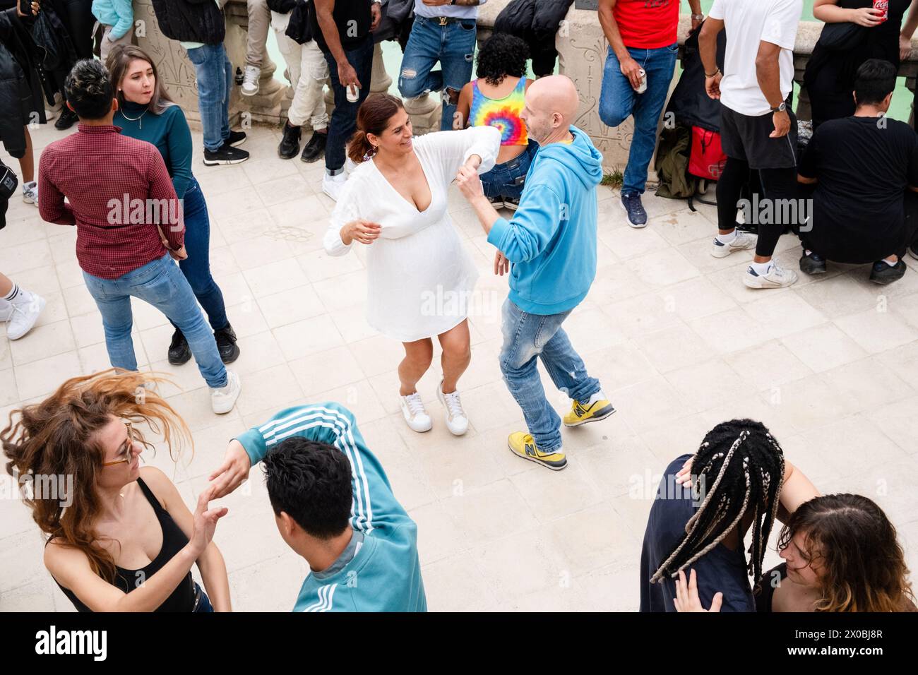 SALSA, CITY PARK, BARCELONA: Couples dance around the terraces of the ...