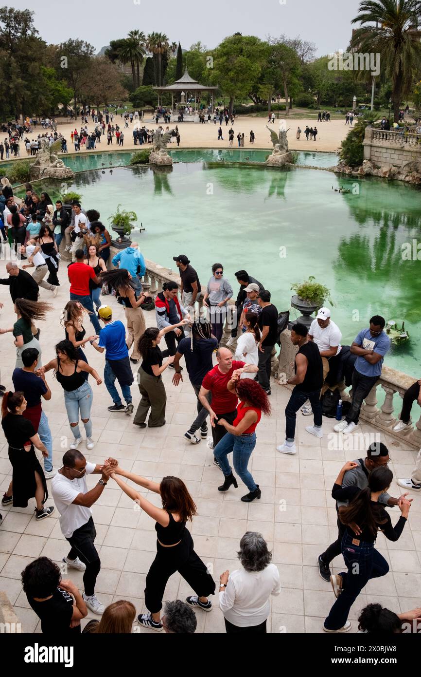 SALSA, CITY PARK, BARCELONA: A sea of dancers loses themselves in the ...