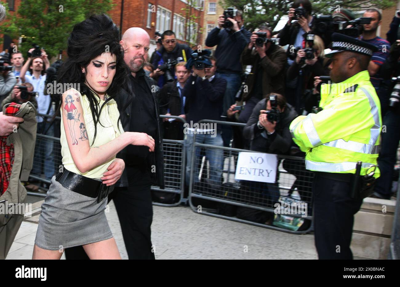 Pic shows: Amy Winehouse arrives as Holborn police station 25.4.08 pic ...