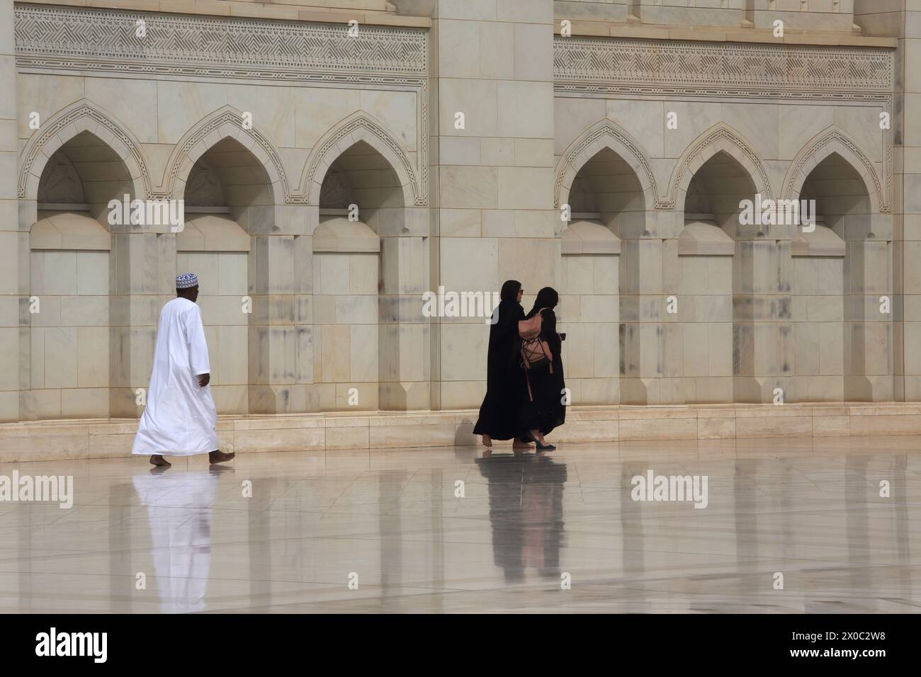 Sultan Qaboos Grand Mosque Visitors in Traditional Dress man Omani Man ...