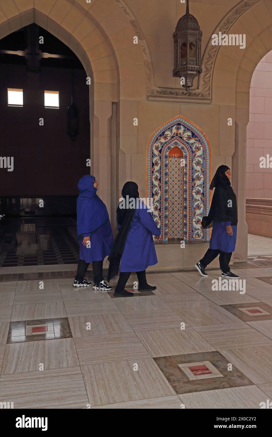 Sultan Qaboos Grand Mosque Women wearing Kandoorah, Lahaf Traditional ...