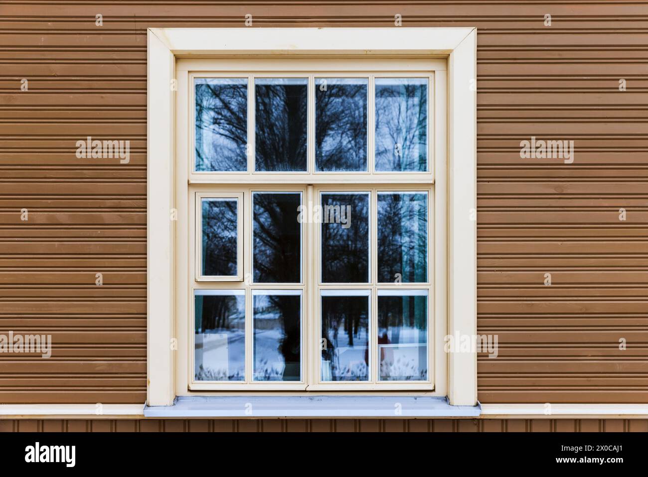 White painted wooden window hi-res stock photography and images - Alamy