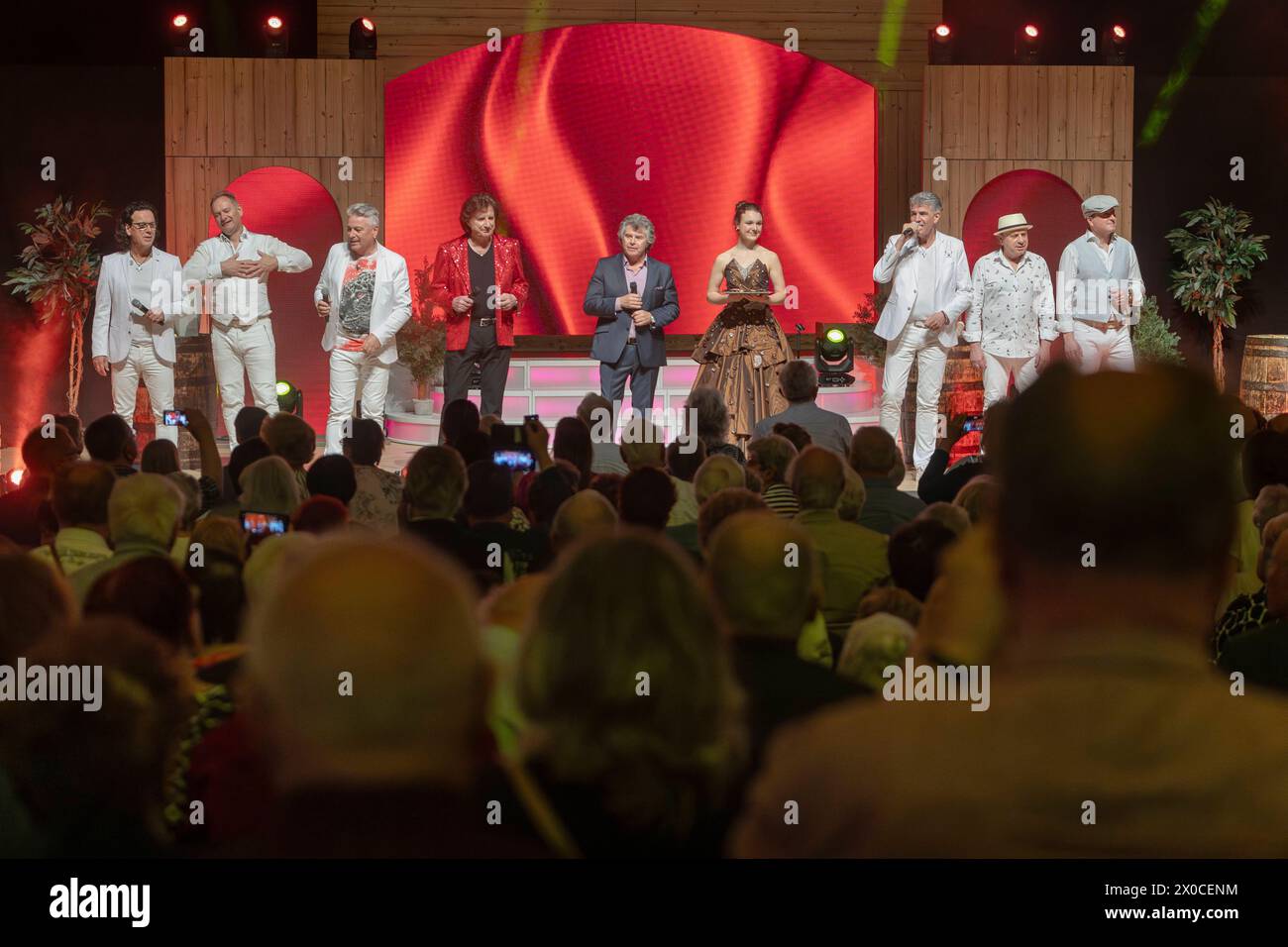 RECORD DATE NOT STATED Finale der Show. Sänger Andy Borg begrüßt in ...