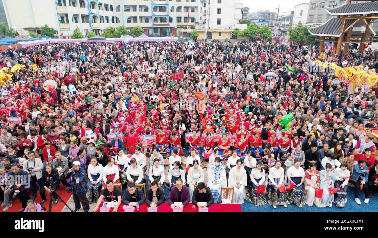 Ethnic groups in china hi-res stock photography and images - Alamy