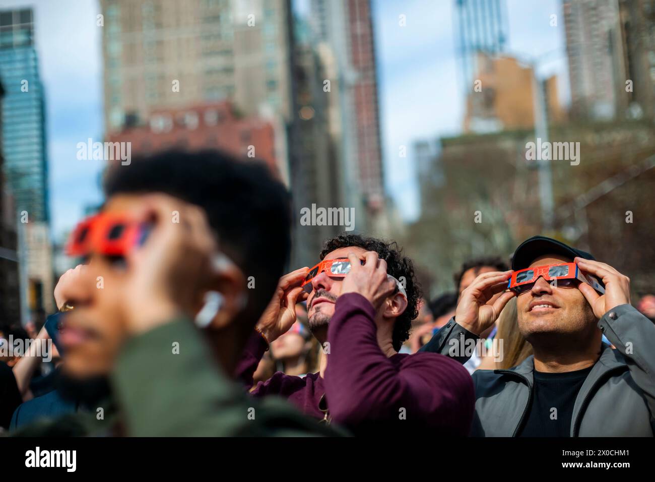 Hundreds of people gather in Flatiron Plaza in New York for a viewing ...