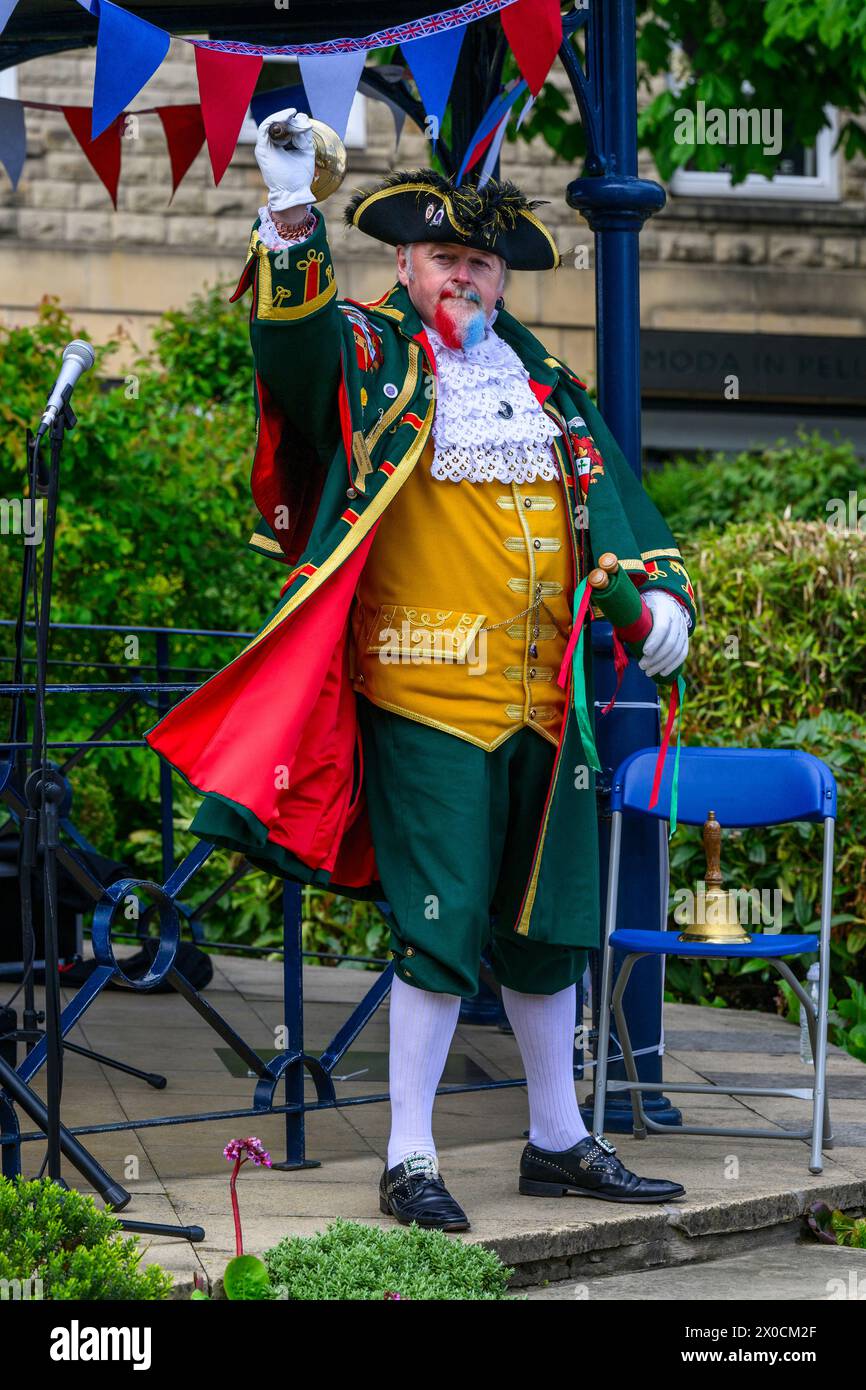 Male town crier & bellman (green gold crier's livery clothes) making ...