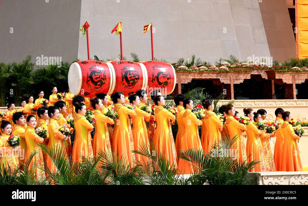 (240411) -- XINZHENG, April 11, 2024 (Xinhua) -- Performers attend a ...