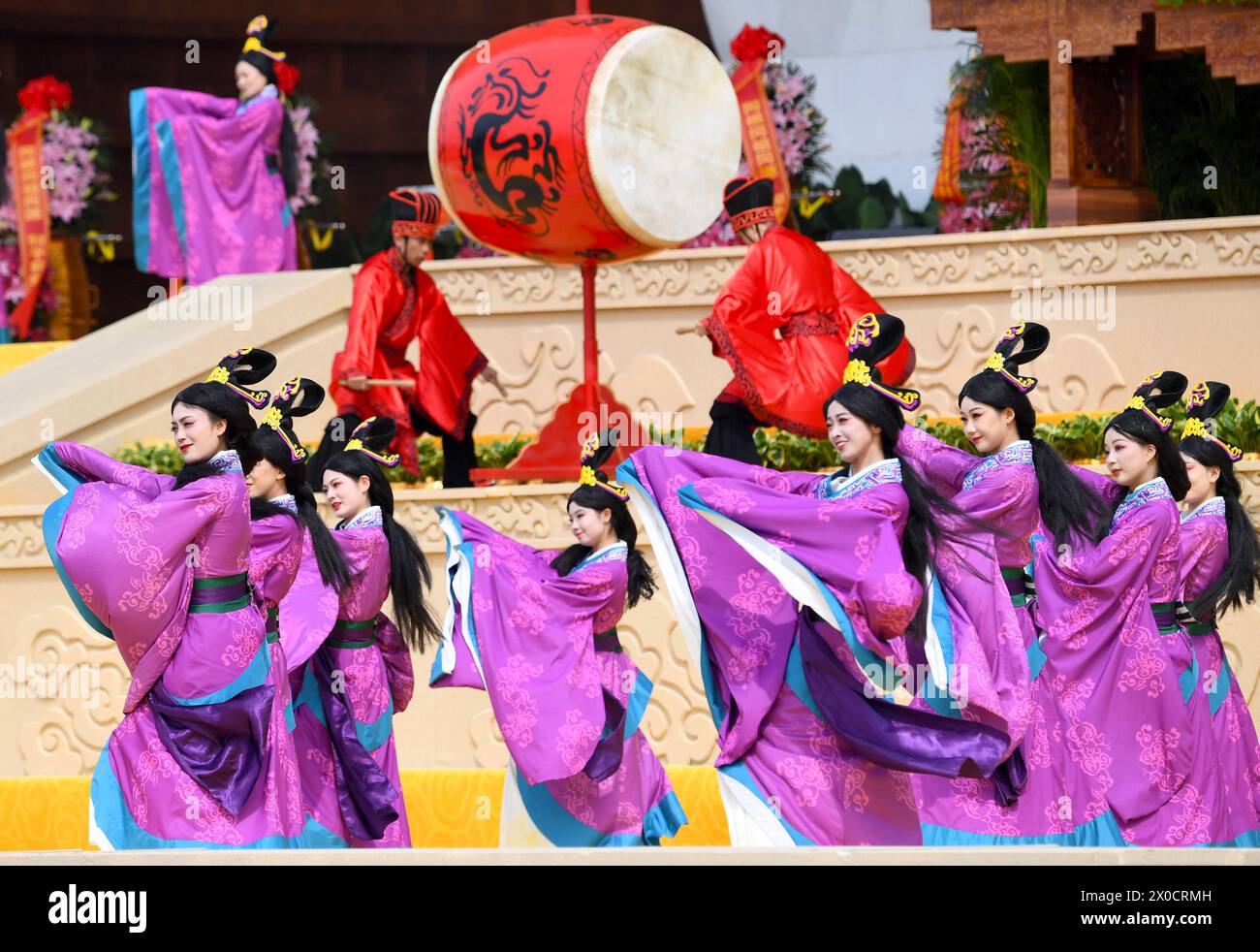 (240411) -- XINZHENG, April 11, 2024 (Xinhua) -- Performers dance ...