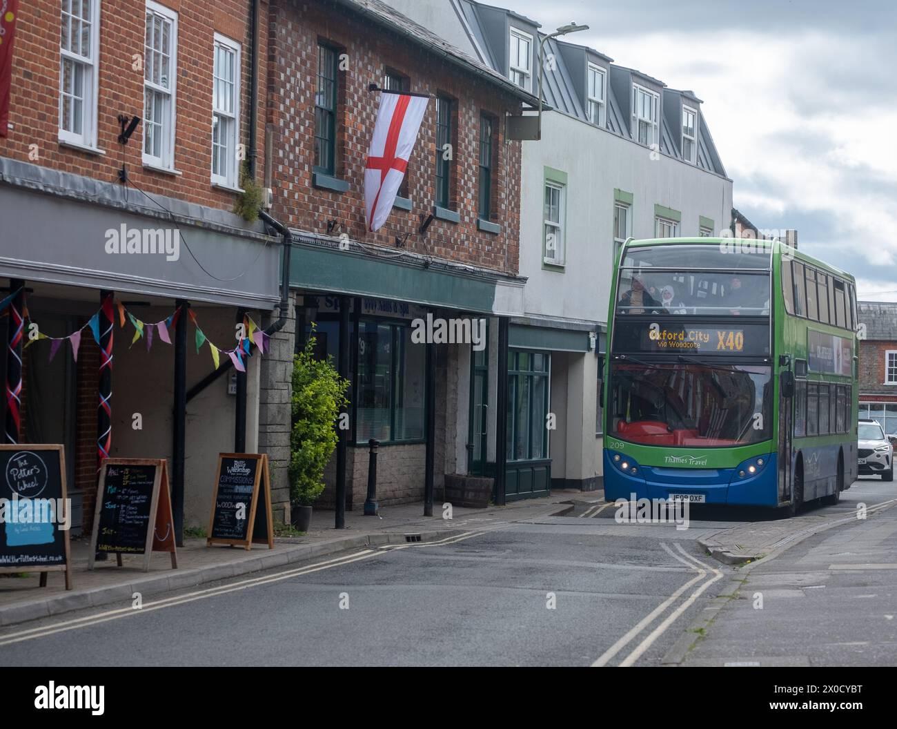 Oxford City X40 bus drives into Wallingford Town Centre, on St Mary's ...