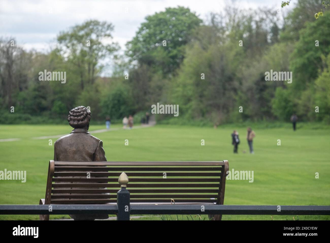 Statue of Agatha Christie overlooks the Kinecroft, Wallingford Stock ...