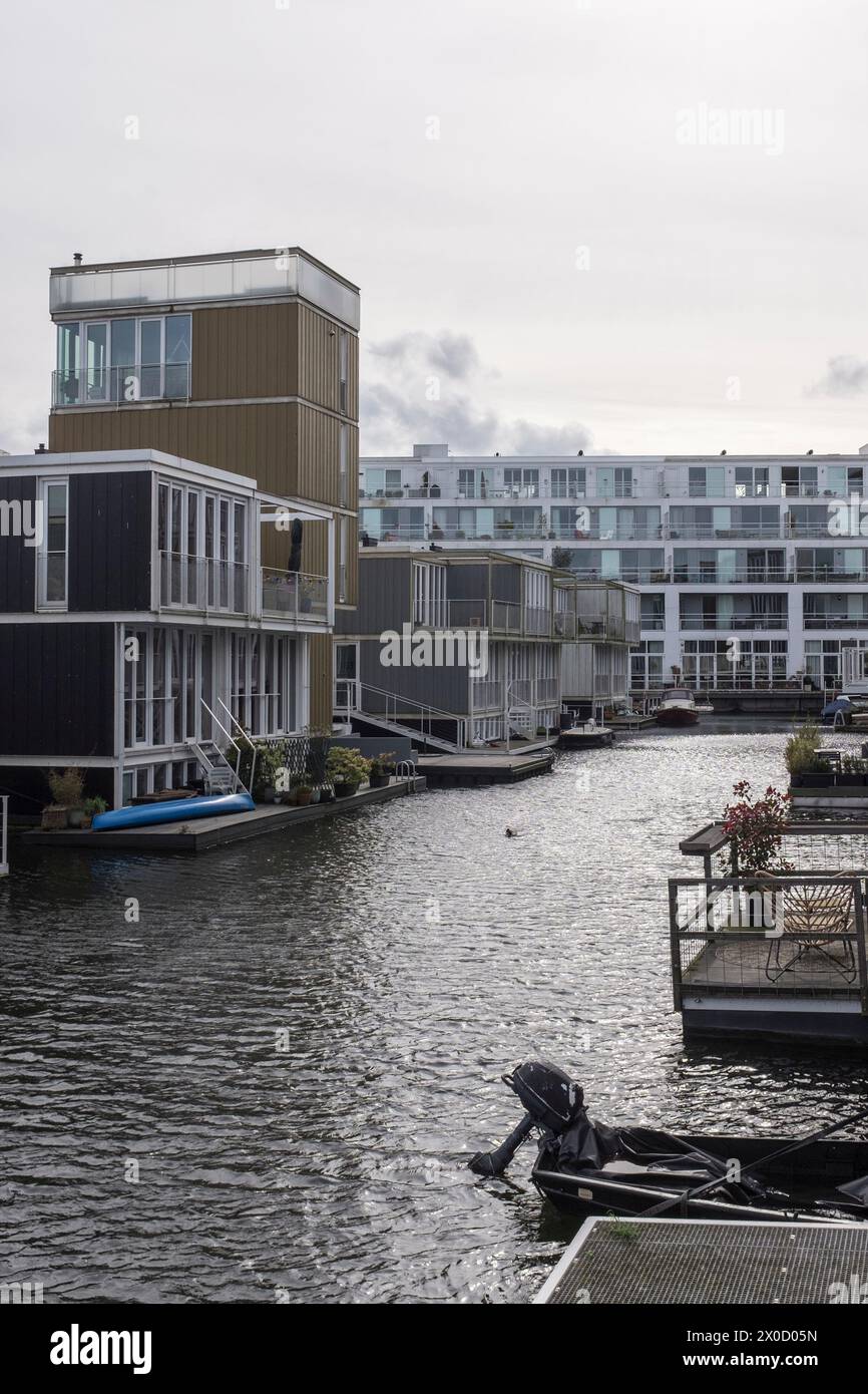 Floating homes and houses in the Waterbuurt (Water District) of Ijburg ...