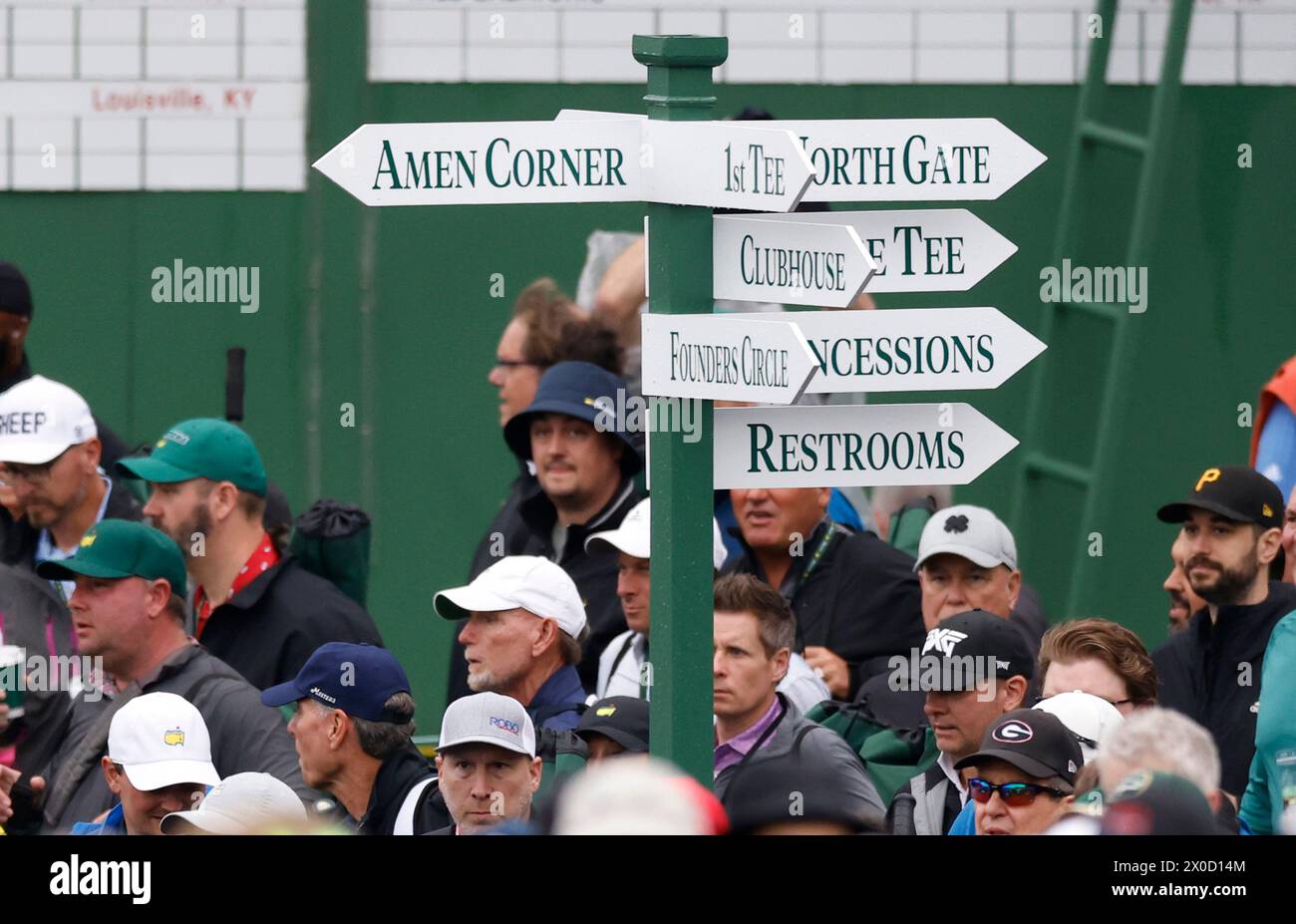 Augusta, United States. 11th Apr, 2024. Crowds of golf enthusiasts walk ...