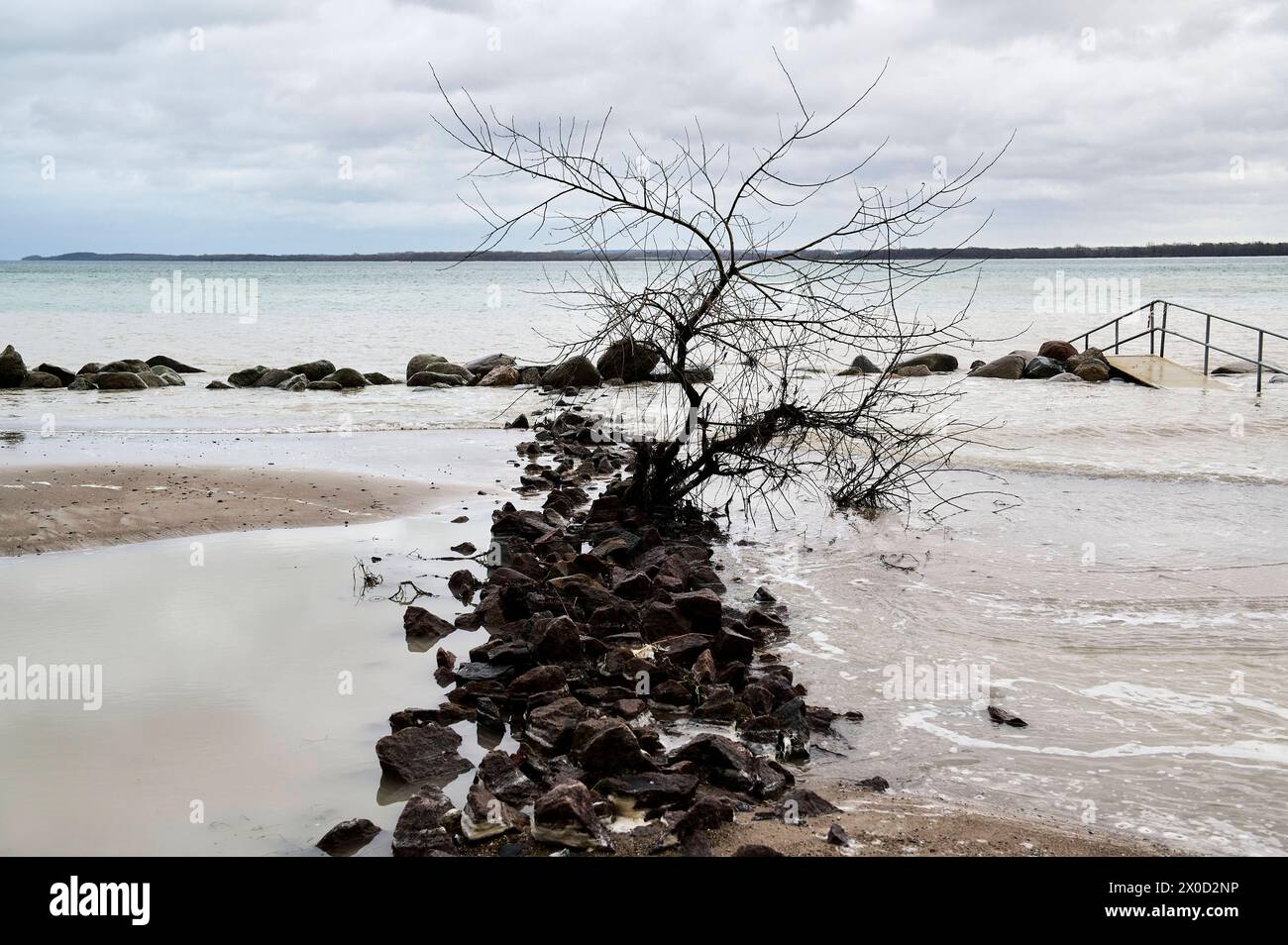 Ostsee-Sturmflut in Travemünde EUR, Deutschland, Travemünde: Regen ...