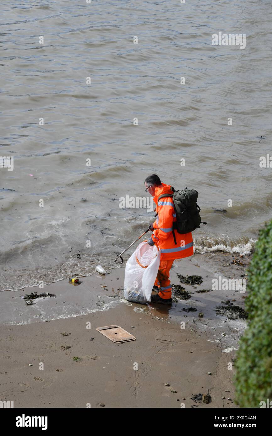 Clearing litter on our beaches Stock Photo - Alamy