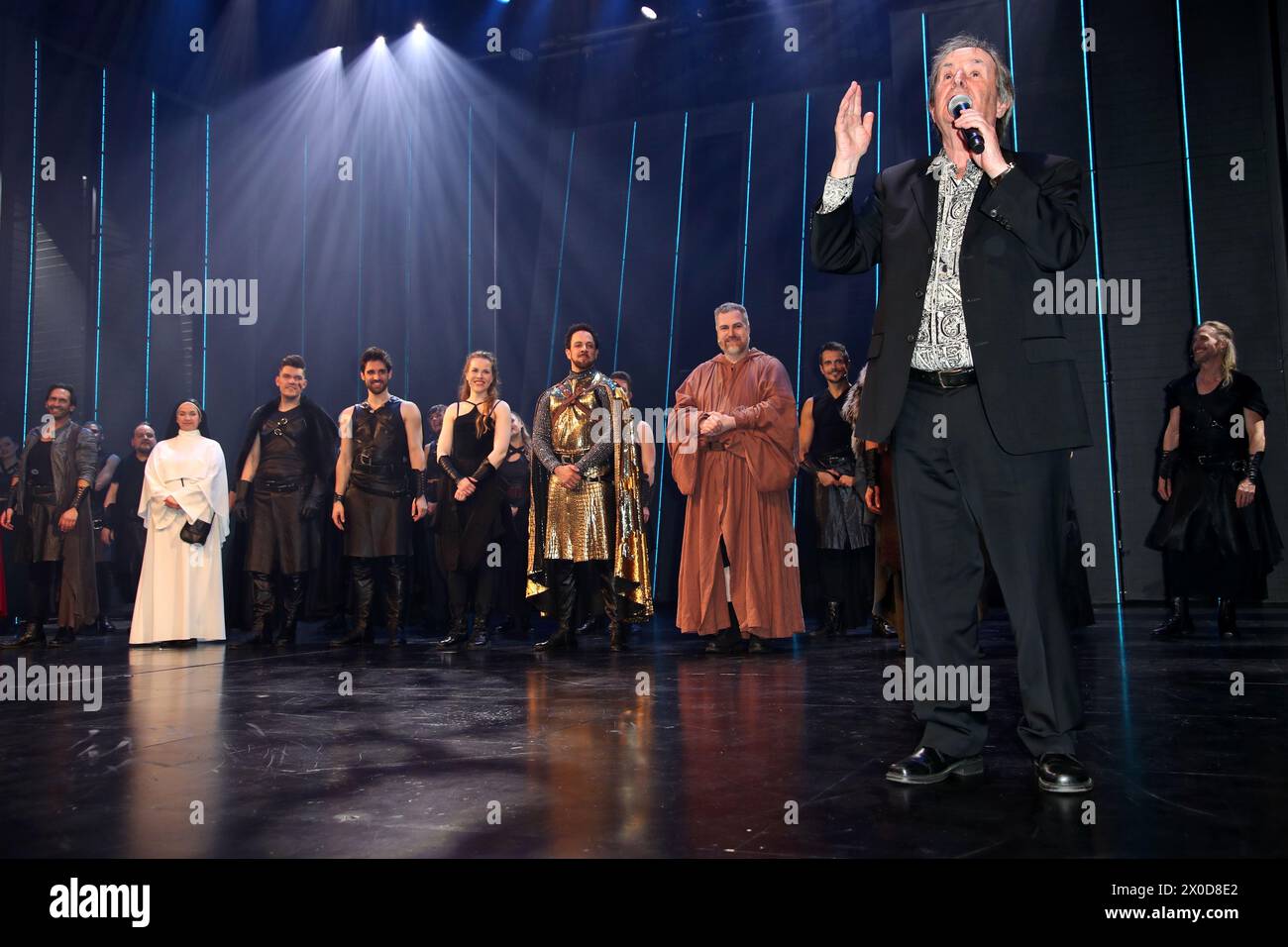 Chris de Burgh mit Cast auf der Bühne attends Premiere Robin Hood - Das ...