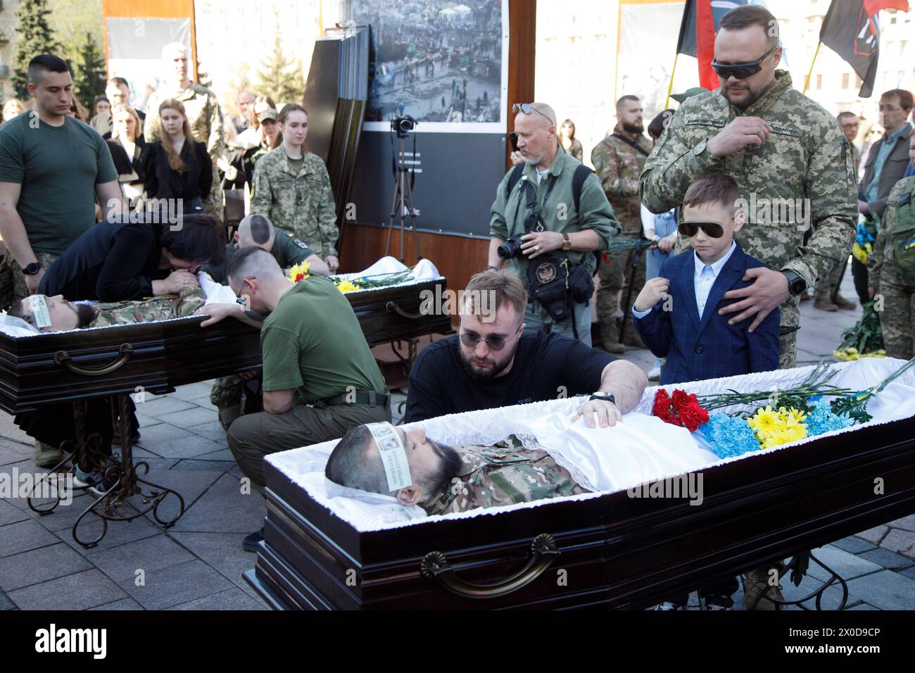 Non Exclusive: KYIV, UKRAINE - APRIL 9, 2024 - People pay their last ...