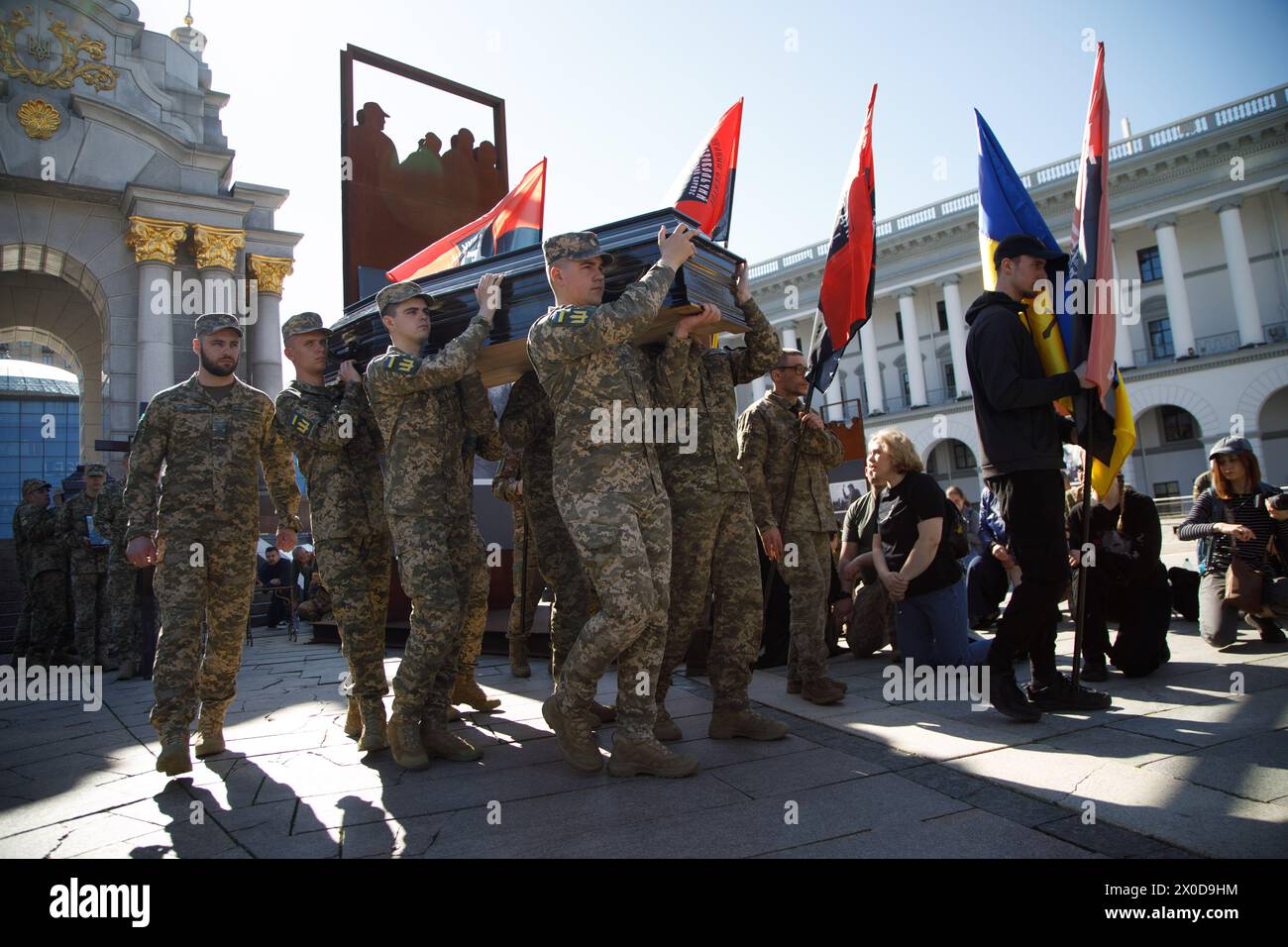 Non Exclusive: KYIV, UKRAINE - APRIL 9, 2024 - Servicemen carry the ...