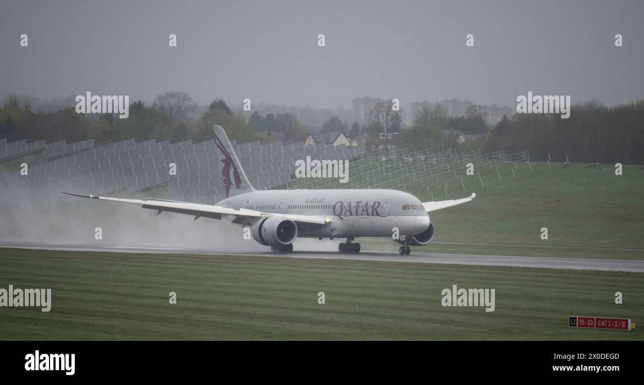 Qatar Boeing 787 Dreamliner landing in wet weather at Birmingham ...