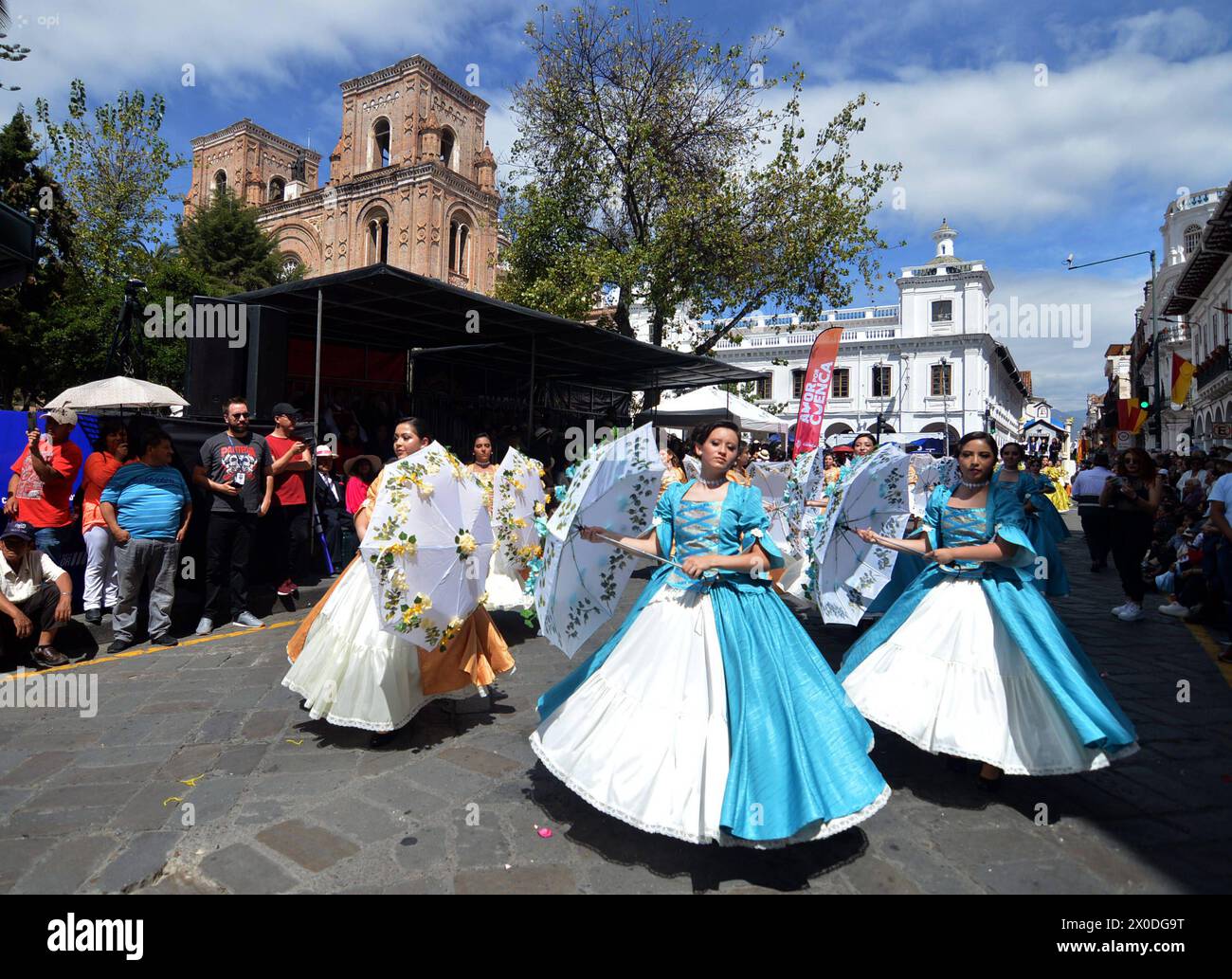 Estudiantes tejiendo hi-res stock photography and images - Alamy