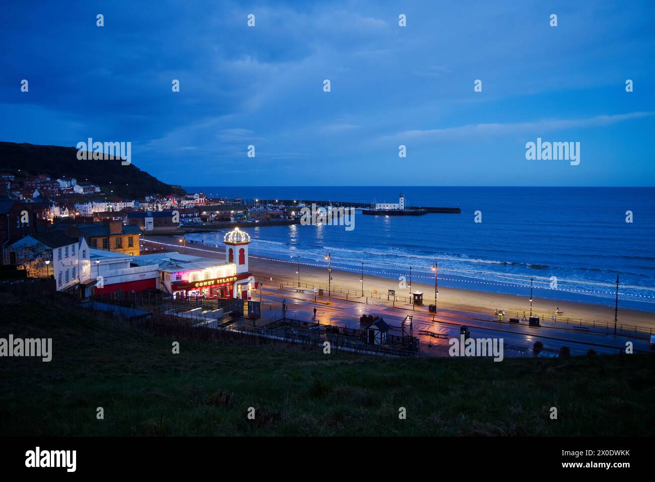Scarborough seafront at night hi-res stock photography and images - Alamy