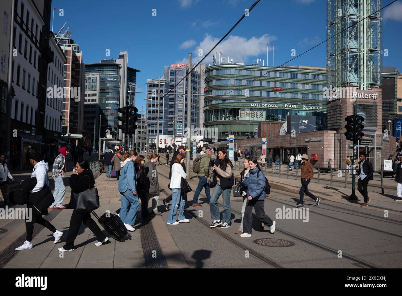 Commuters make their way along Fred Olsens Gate to Oslo Central Station ...