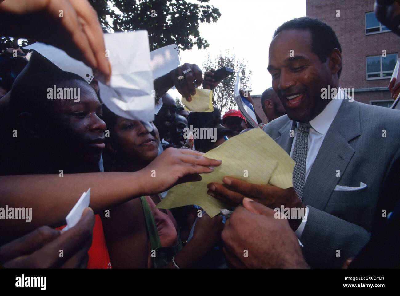 Former football and movie star OJ Simpson visits Howard University and ...