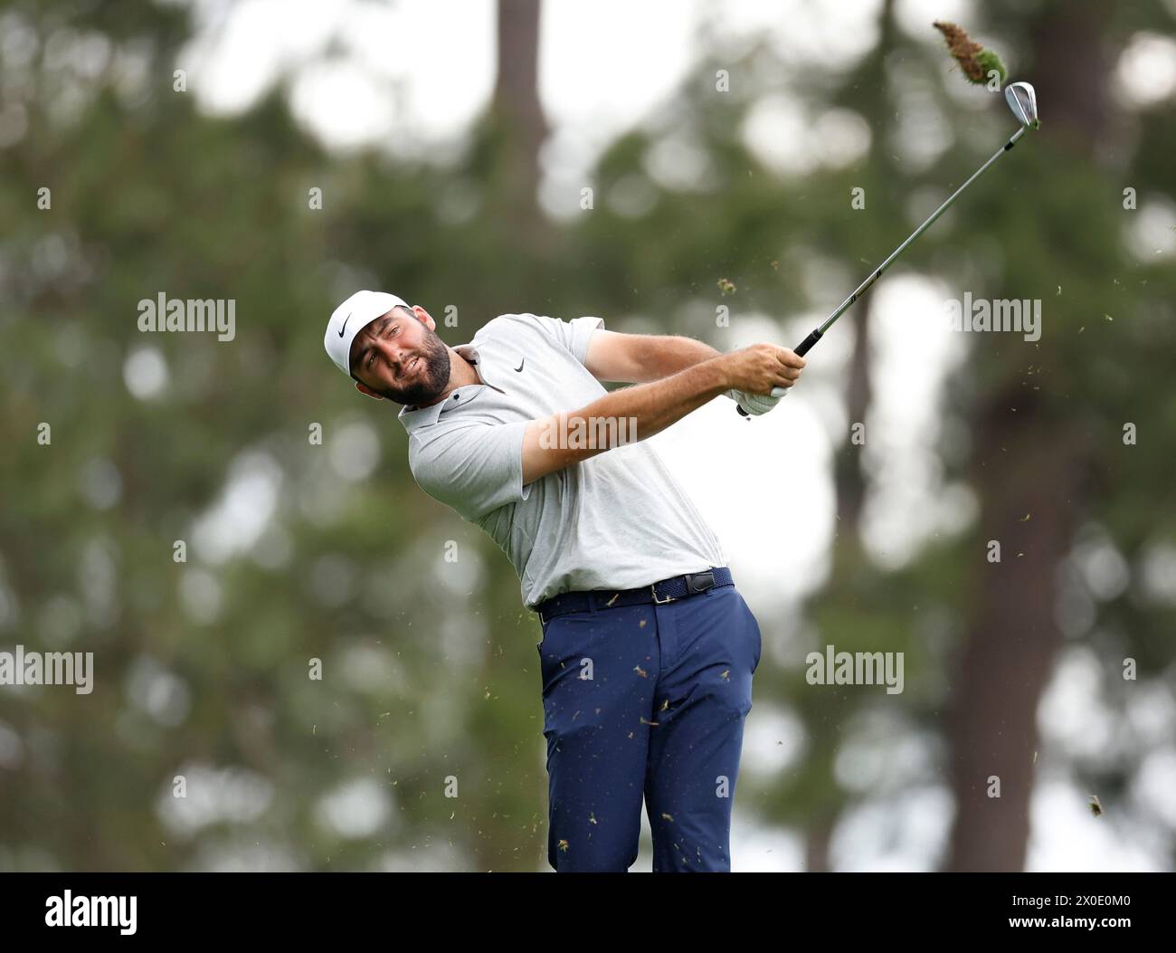 Augusta, United States. 11th Apr, 2024. Scottie Scheffler hits his tee ...