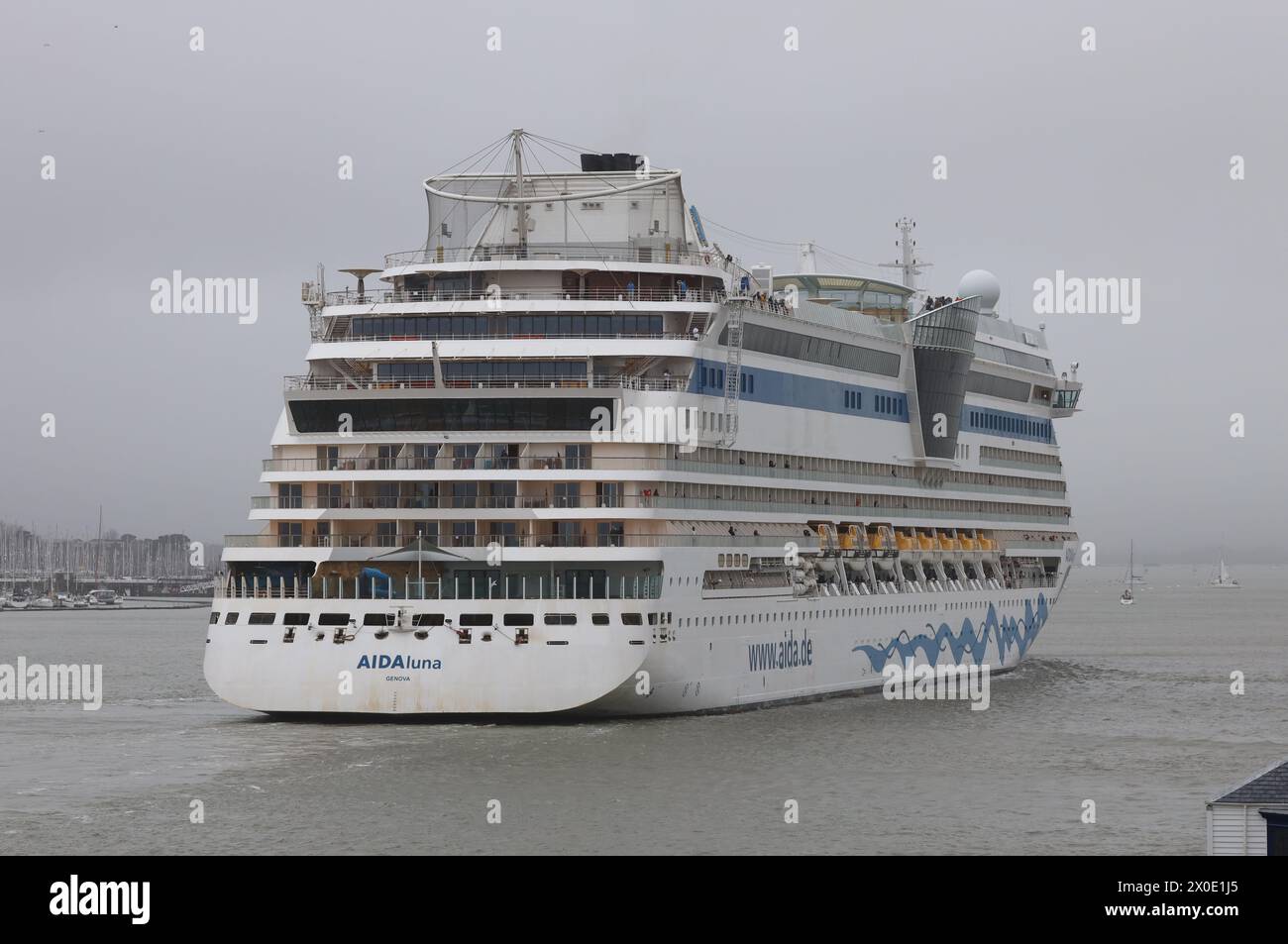 The passenger cruise ship MS AIDALUNA heads towards the port terminal ...