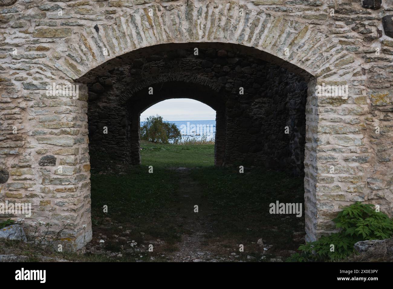 Arch in the ruins of Toolse Castle on a summer day Stock Photo - Alamy