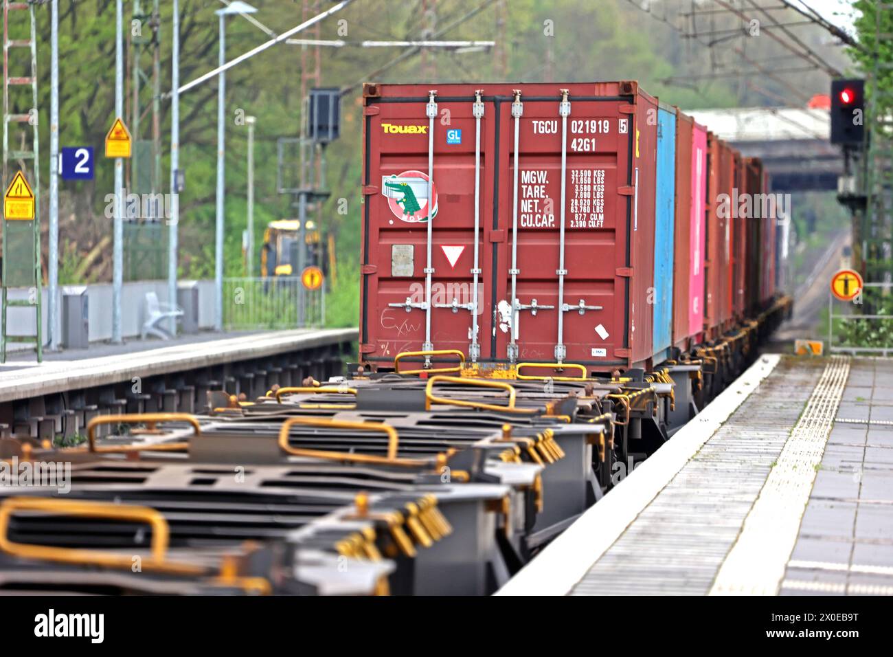 Gütertransport auf der Schiene Güterzüge durchqueren das Ruhrgebiet in ...