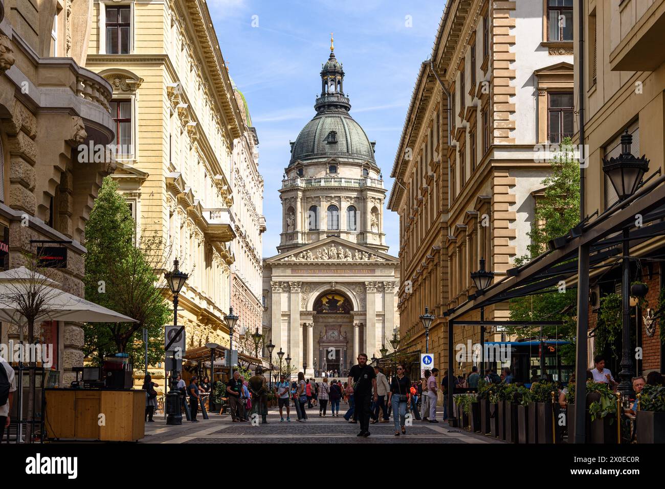 Saint Stephen's Basilica seen from Zrinyi utca with tourists Stock ...