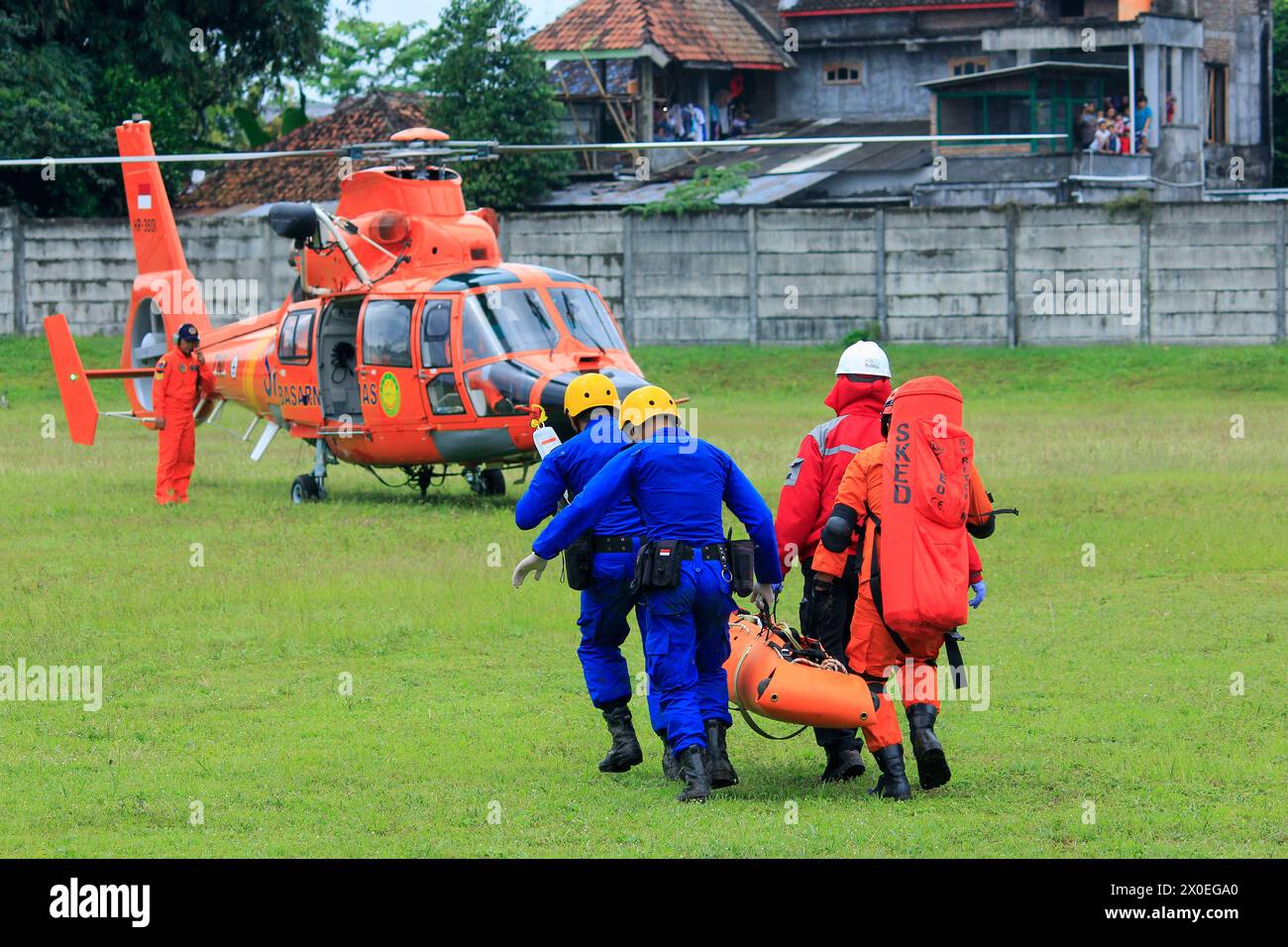 Rescue plan stretcher hi-res stock photography and images - Alamy