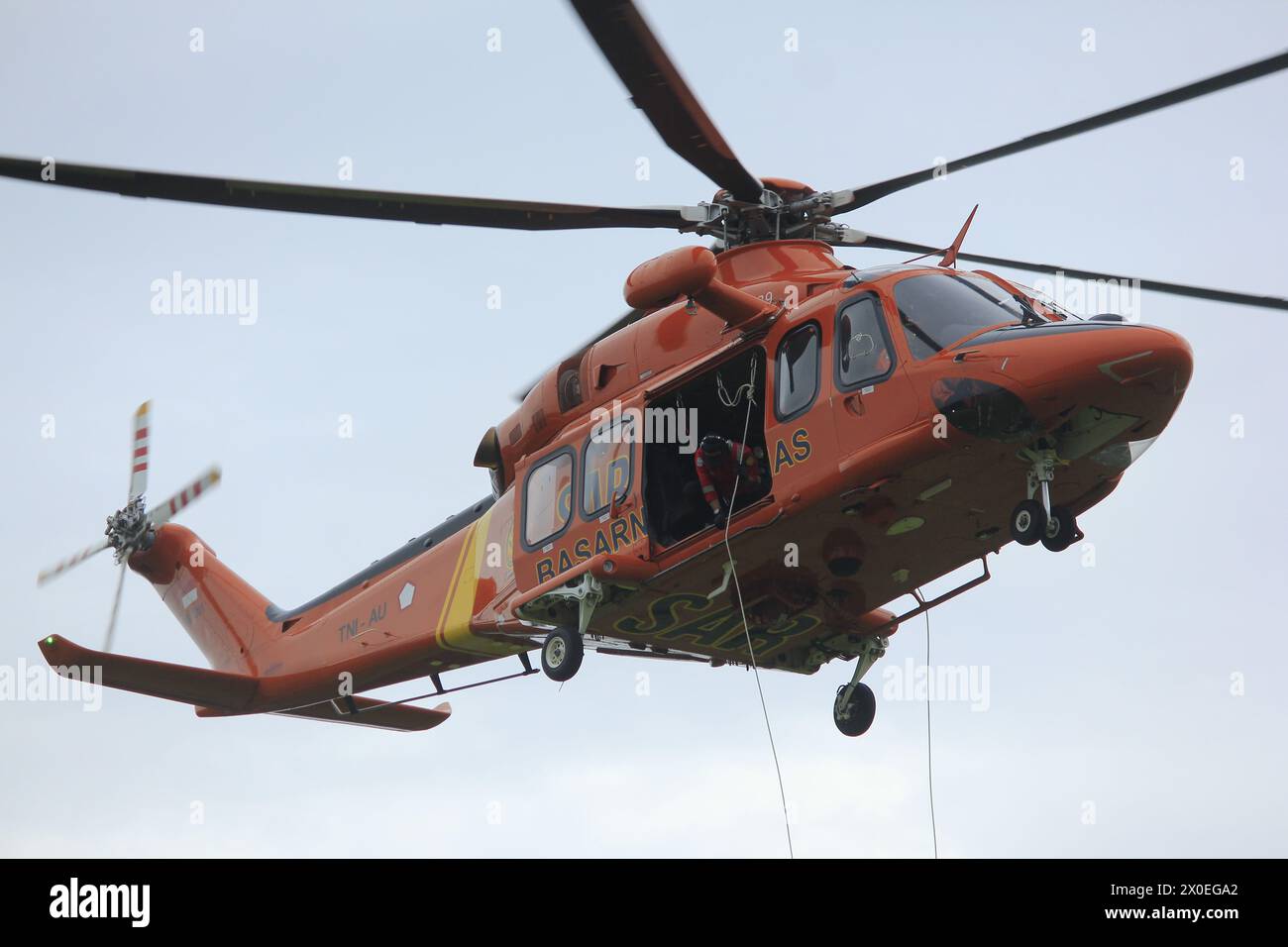 National Search and Rescue Agency (Basarnas) in action evacuated ...