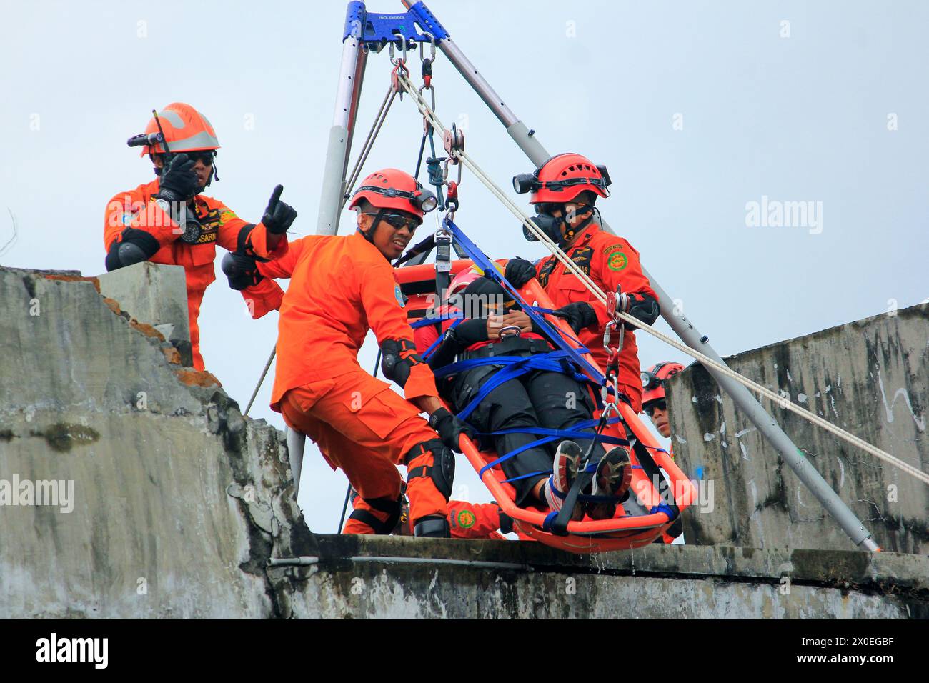 Rescue plan stretcher hi-res stock photography and images - Alamy