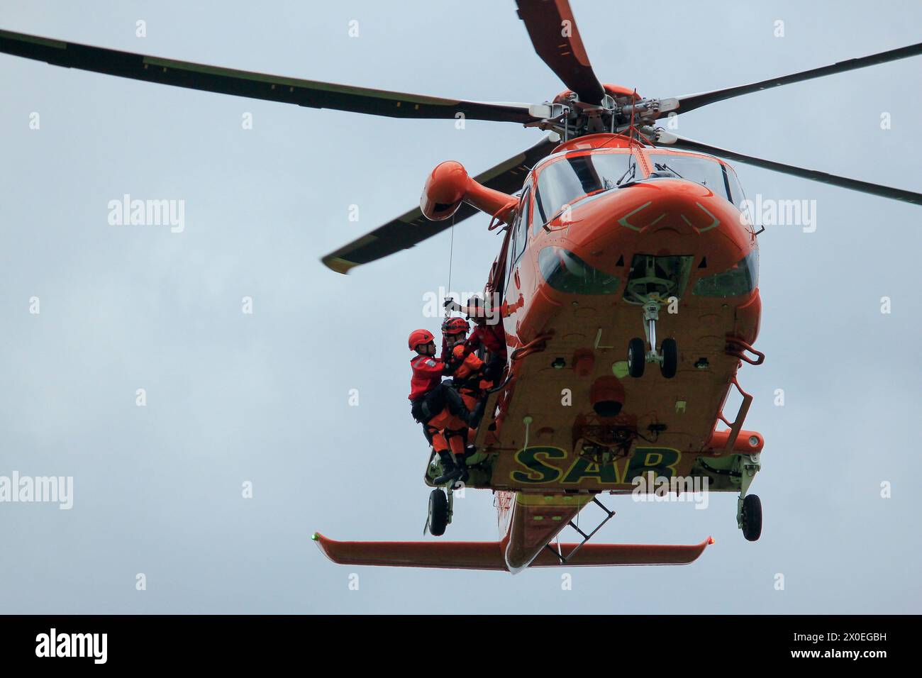 National Search and Rescue Agency (Basarnas) in action evacuated ...