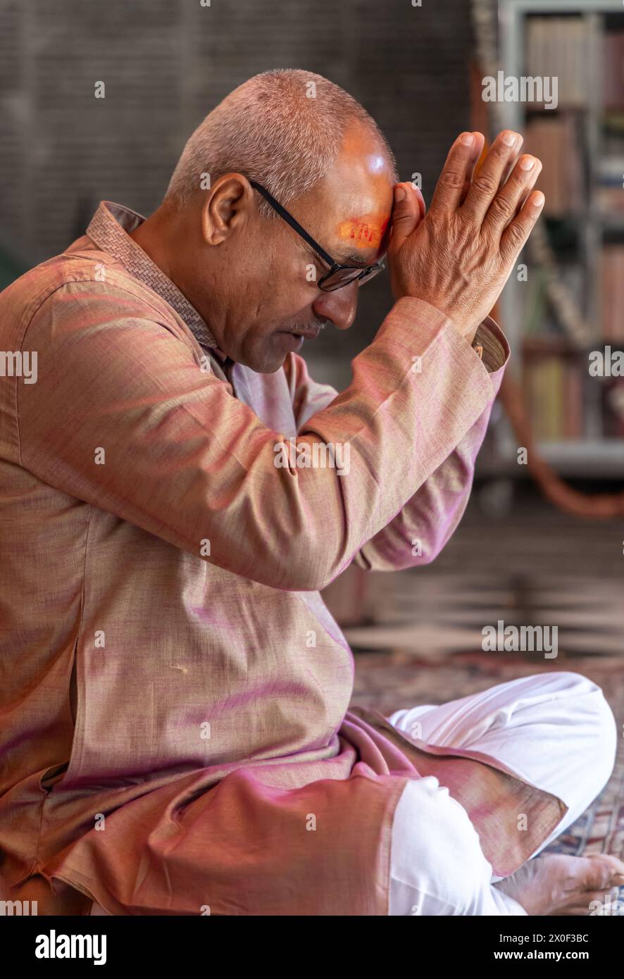 Hindu man praying hi-res stock photography and images - Alamy