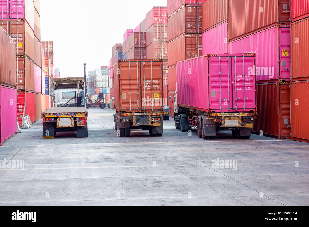 Pictures of shipping yards and loading of trucks and containers Stock ...