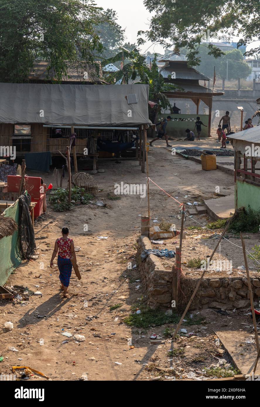 Views of shanty town in Myawaddy on the Thailand-Myanmar border ...