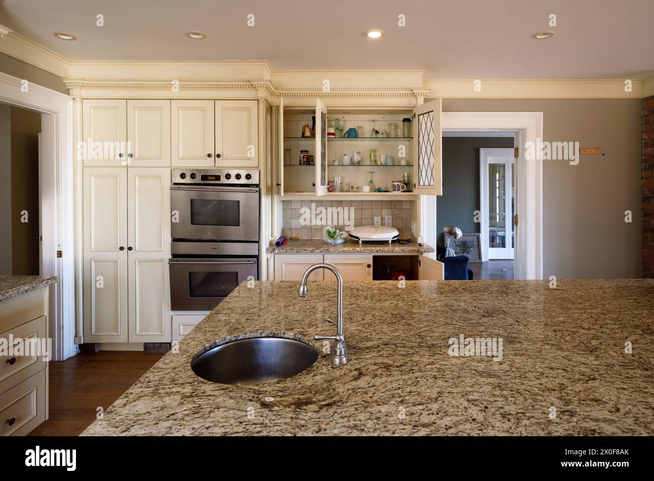 Inside abandoned houses kitchen hi-res stock photography and images - Alamy