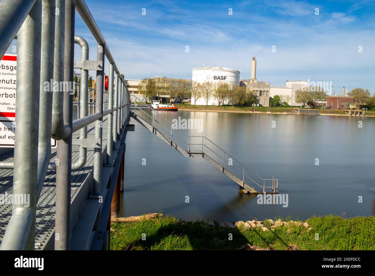 11. April 2024: Blick auf die BASF in Ludwigshafen mit dem Rhein im ...