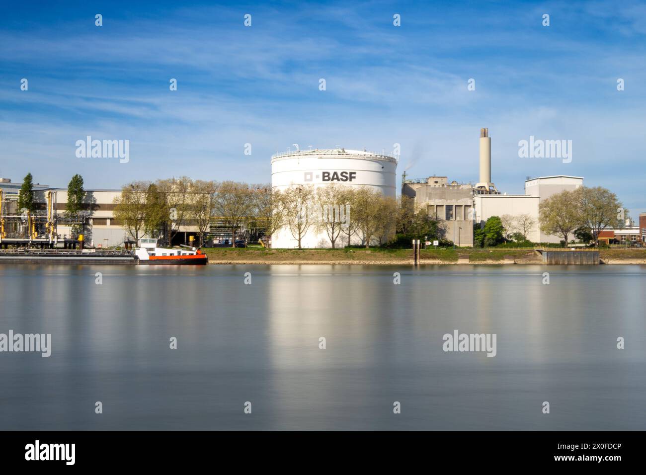 11. April 2024: Blick auf die BASF in Ludwigshafen mit dem Rhein im ...