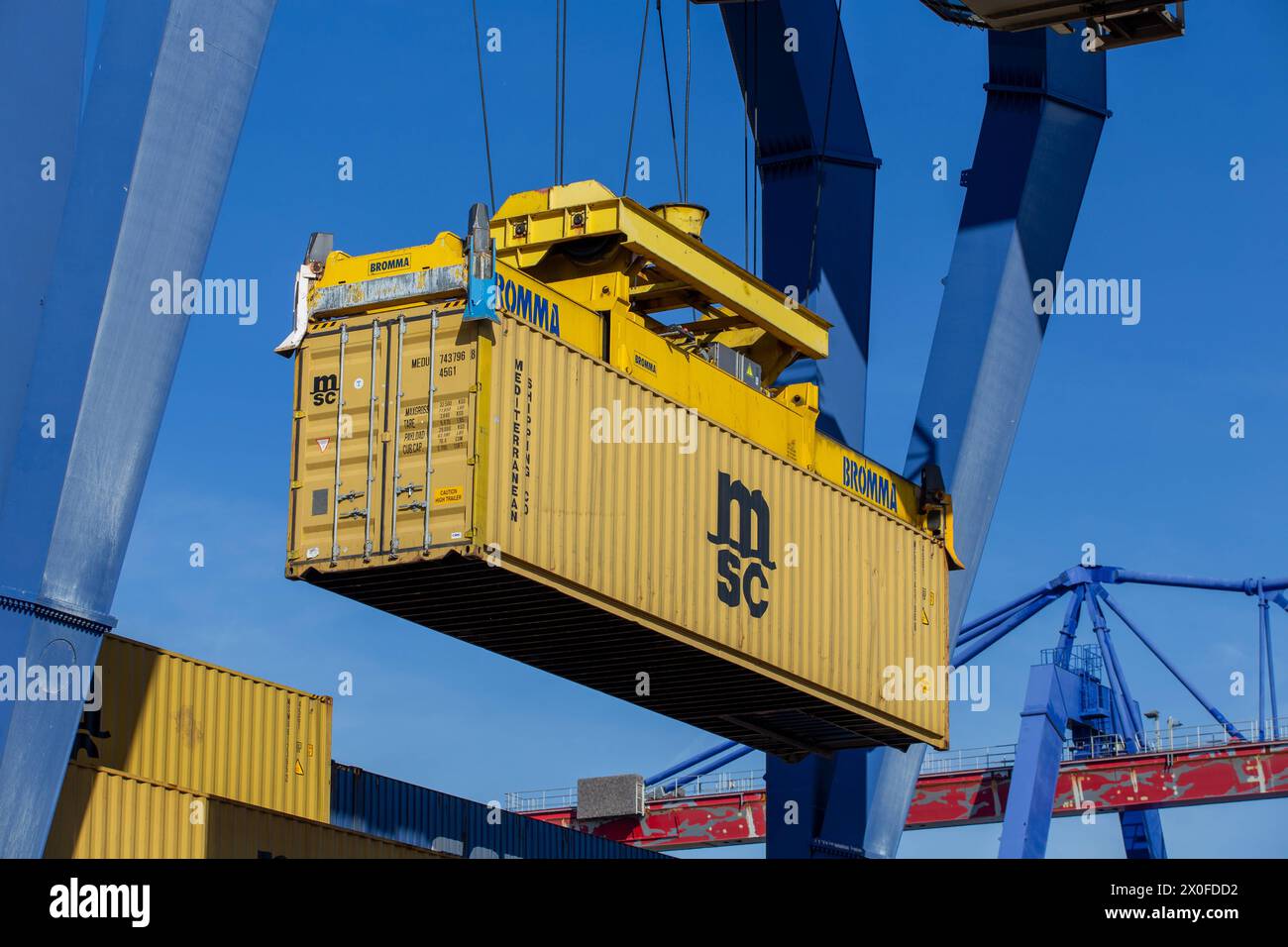 11. April 2024, Mannheim: Im Hafen wird ein Container der Reederei ...