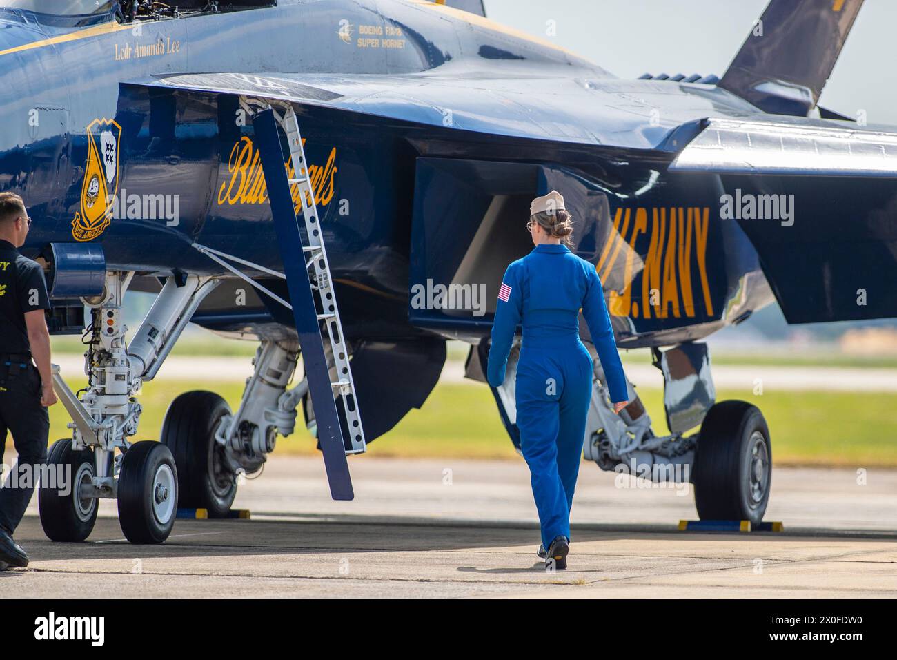 U s navy officer walks hi-res stock photography and images - Alamy