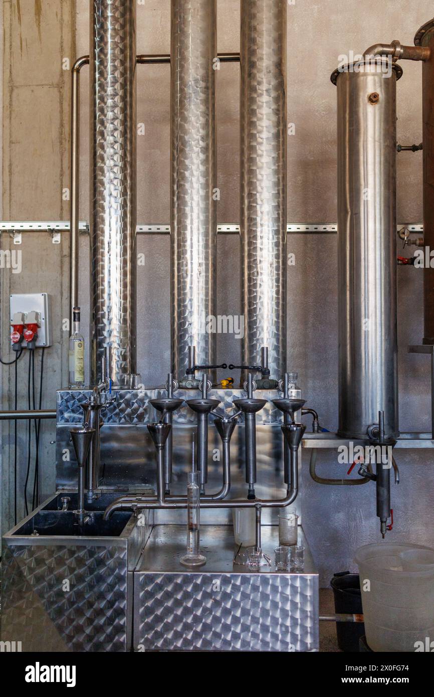 Distillation apparatus condenser hi-res stock photography and images ...