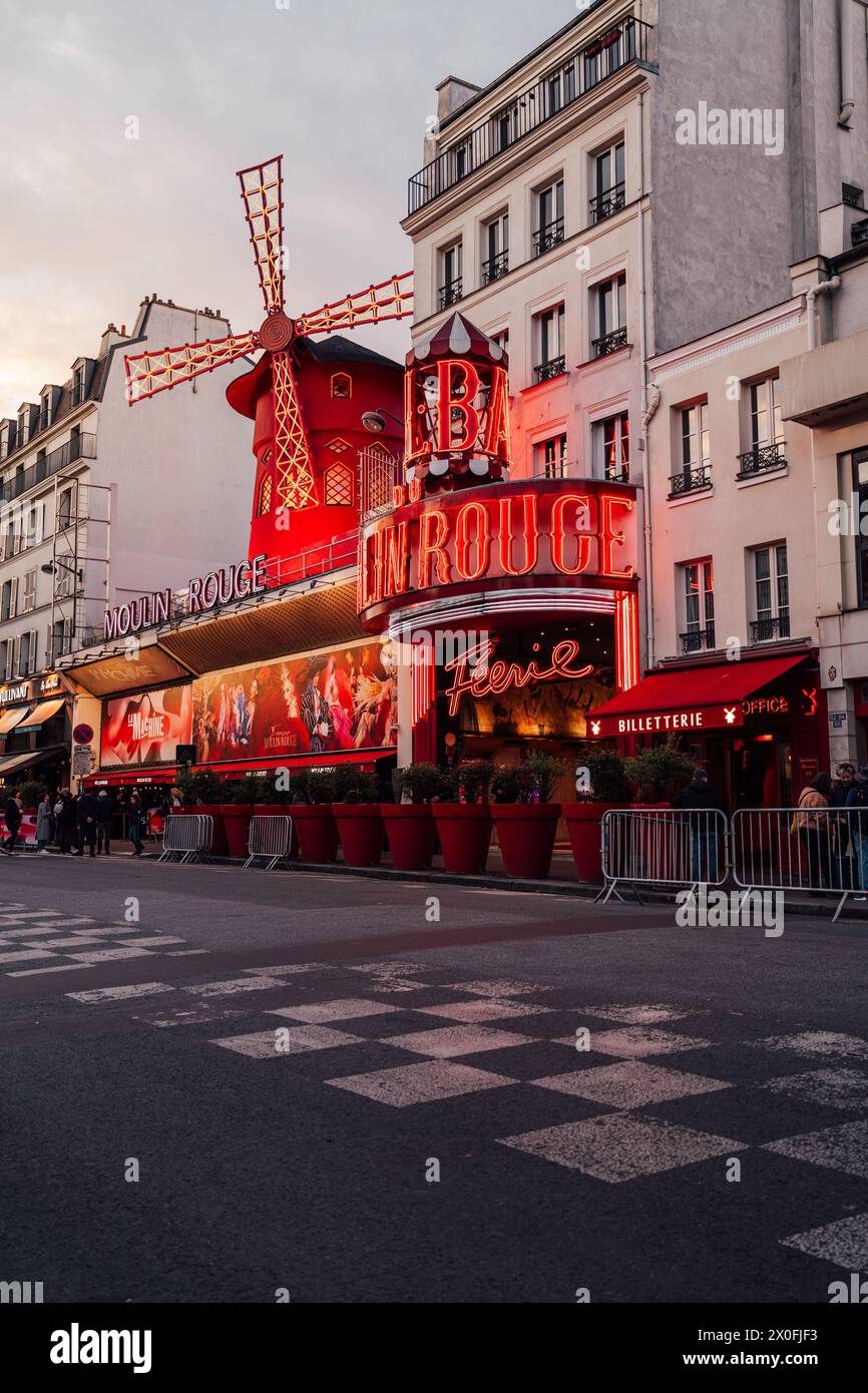 Dancers moulin rouge in paris hi-res stock photography and images - Alamy