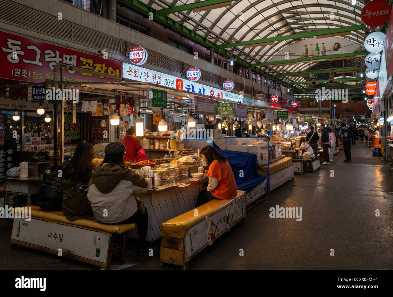 Gwangjang food stall and market in Seoul, South Korea Stock Photo - Alamy