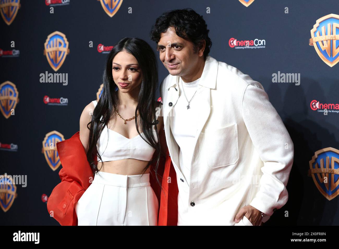 Saleka Shyamalan und M. Night Shyamalan bei der Warner Bros ...