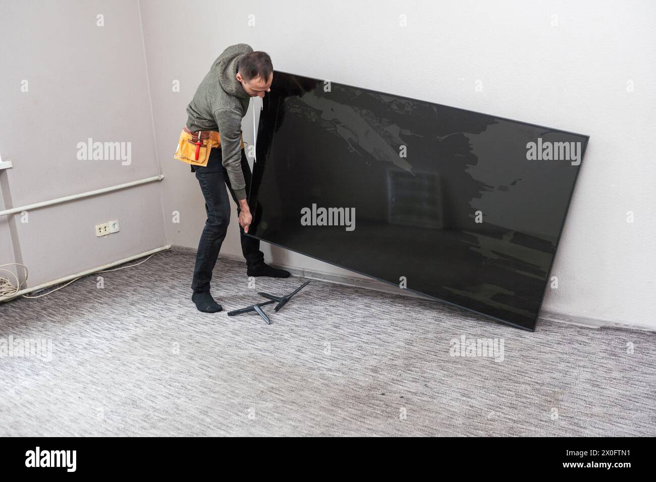 Technician repairing tv set hi-res stock photography and images - Alamy