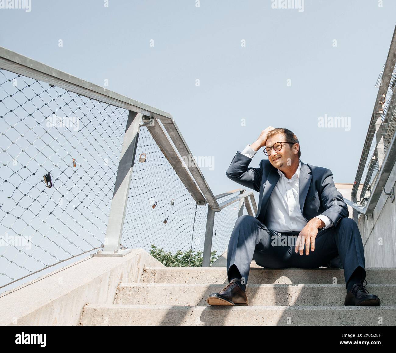 Hand on head pose hi-res stock photography and images - Alamy